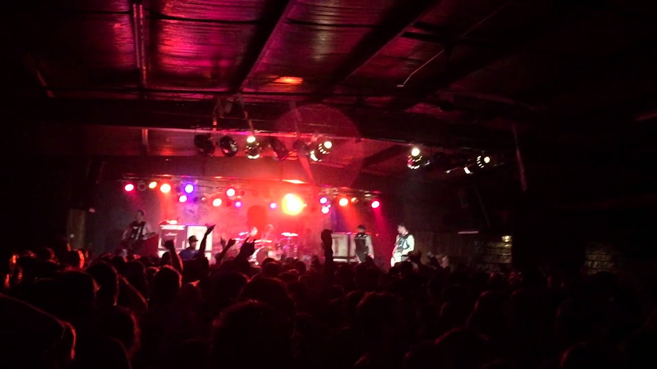 Jeremy McKinnon A Day To Remember, Lead vocalist fist bump - YouTube