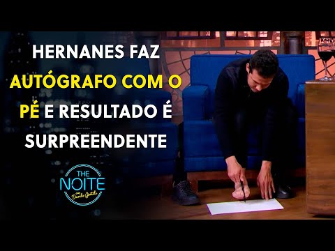 Danilo Gentili asked and Hernanes signed an autograph with his foot | The Noite (06/27/23)