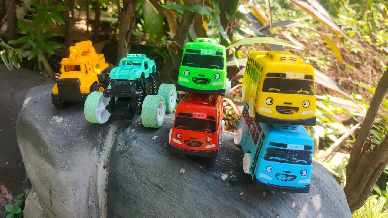 MENCARI MAINAN DI TAMAN # MONKEY , TRUCK DEREK , MOBIL TANK , TAYO THE ...