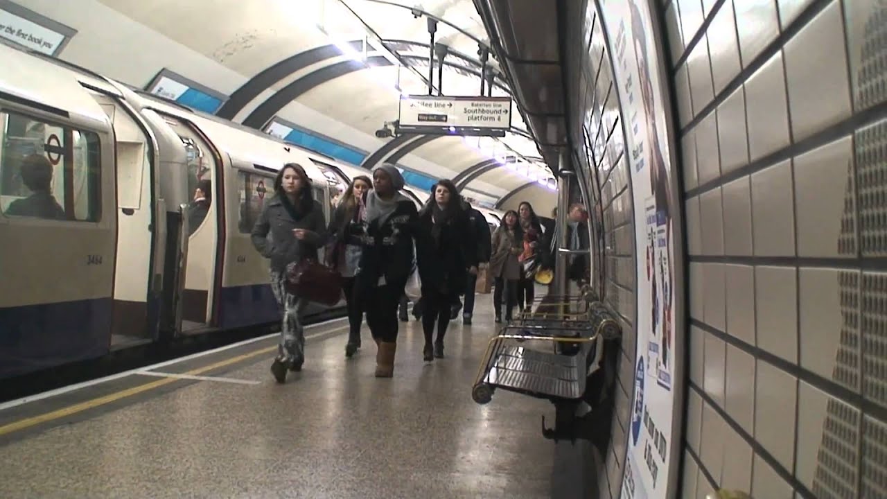 1972 Bakerloo Line Arriving And Departing Baker Street For Queens Park ...