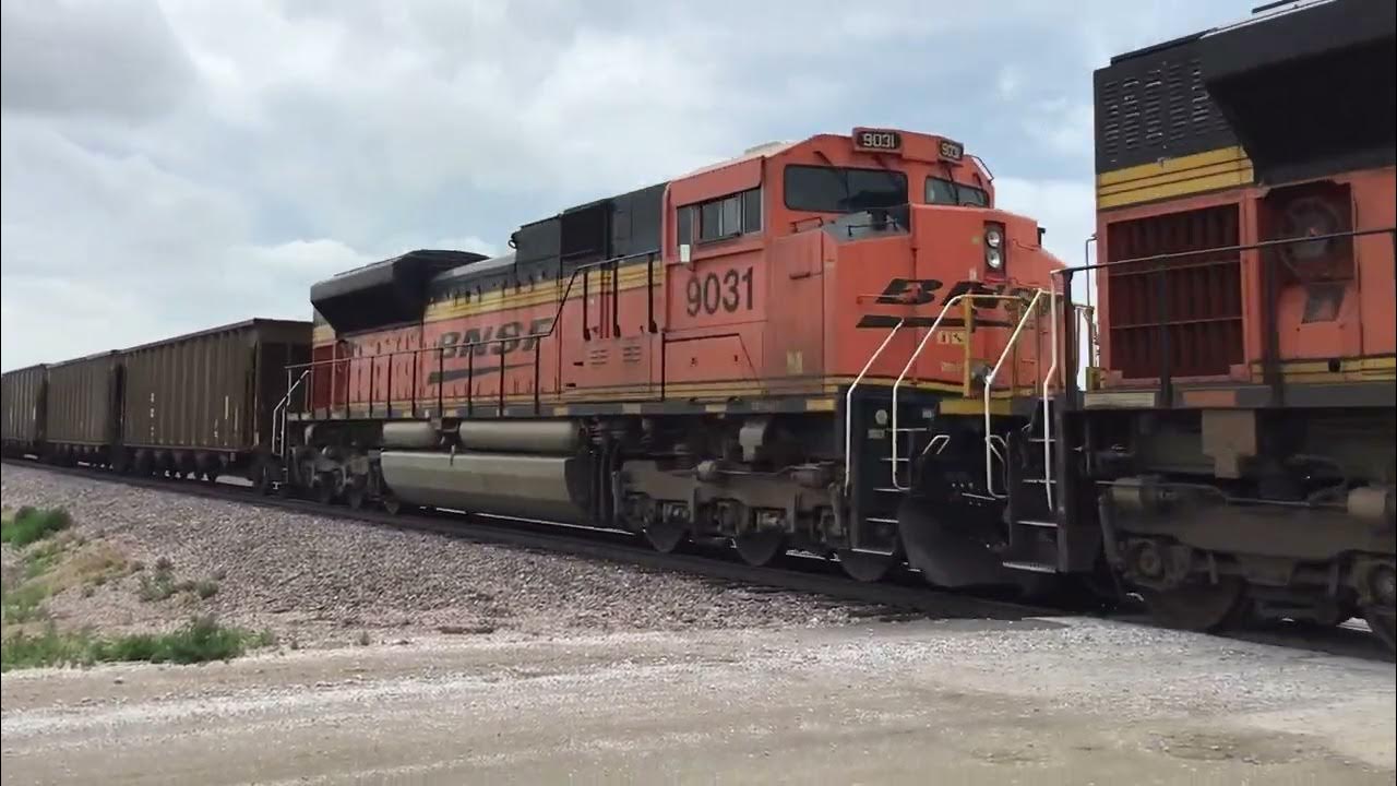BNSF GEVO leads a 2x2 empty RWSX coal train - YouTube