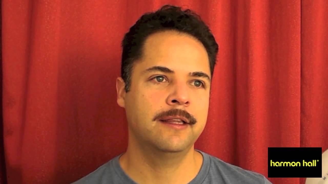 Harmon Hall presenta la obra de teatro GUERRA: A Clown Play - YouTube