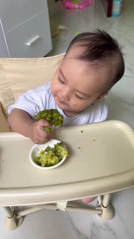 Suri ăn bông cải xanh - YouTube