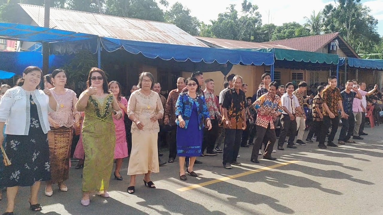 TARI MAENA NIAS - MIFOLALA SA LA'ODA || ADAT TRADISIONAL CIRI KHAS NIAS ...