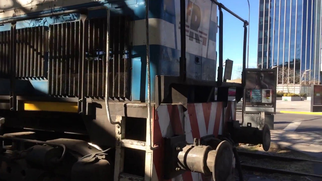 WATCH: Giant locomotive and wagons travels through busy street : Tren ...