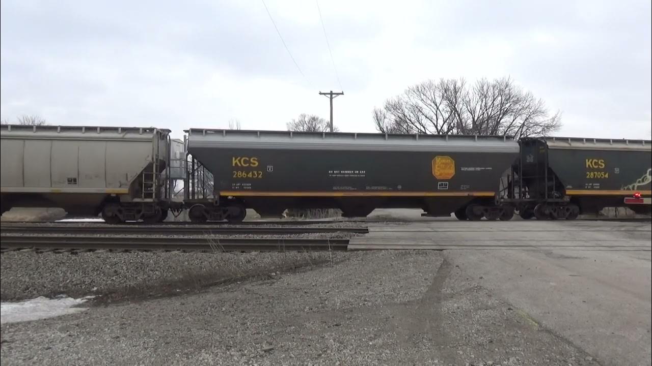 CPKC grain train at Pacific Junction, Iowa. - YouTube