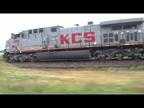 Pacing KCS 4605 along the Mississippi - YouTube