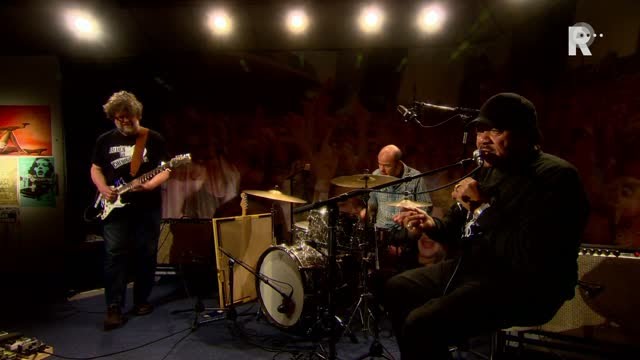 Boo Boo Davis - Man Who Be Around - Live uit Lloyd - YouTube