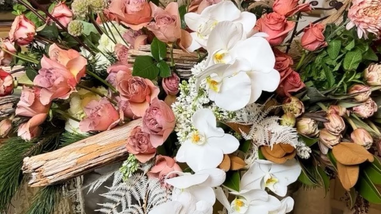 Mayesh Design Star: An Unconventional Large-Scale Holiday Arrangement ...