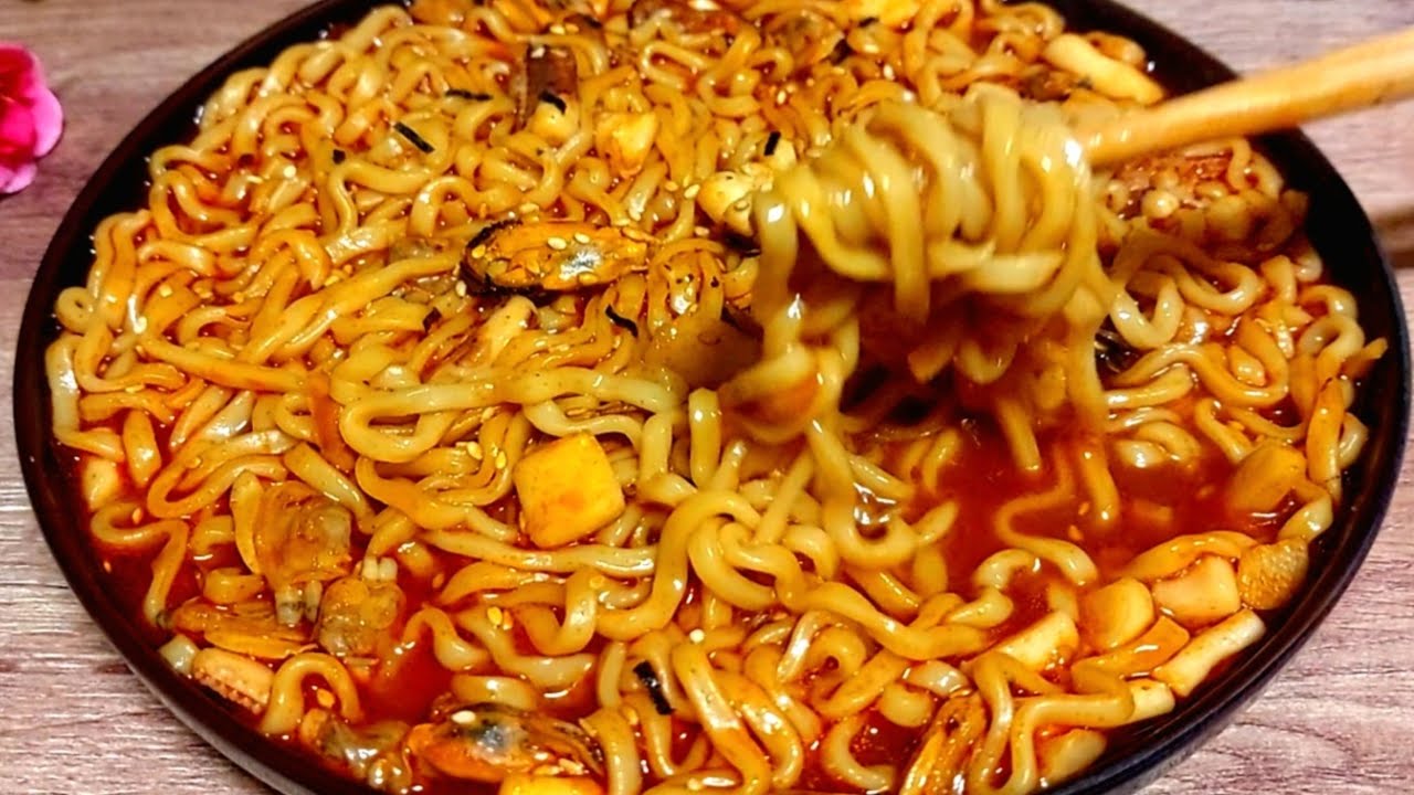 Spicy Clam Noodle Soup With Squid Recipe / Clams with Ramen Noodles ...