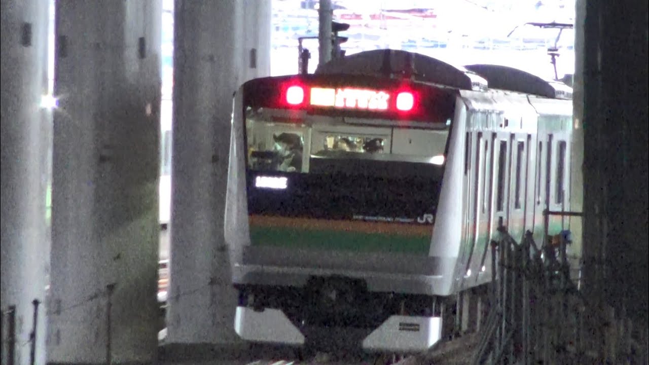 夕方ラッシュ時の品川駅を出発していく東海道本線上りE231系+E233系と到着してくる赤い常磐線特急E657系 - YouTube