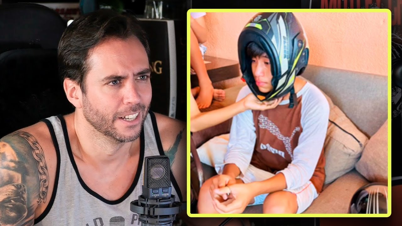 Chico se pone el casco de moto AL REVÉS y el vídeo consigue 50 MILLONES ...