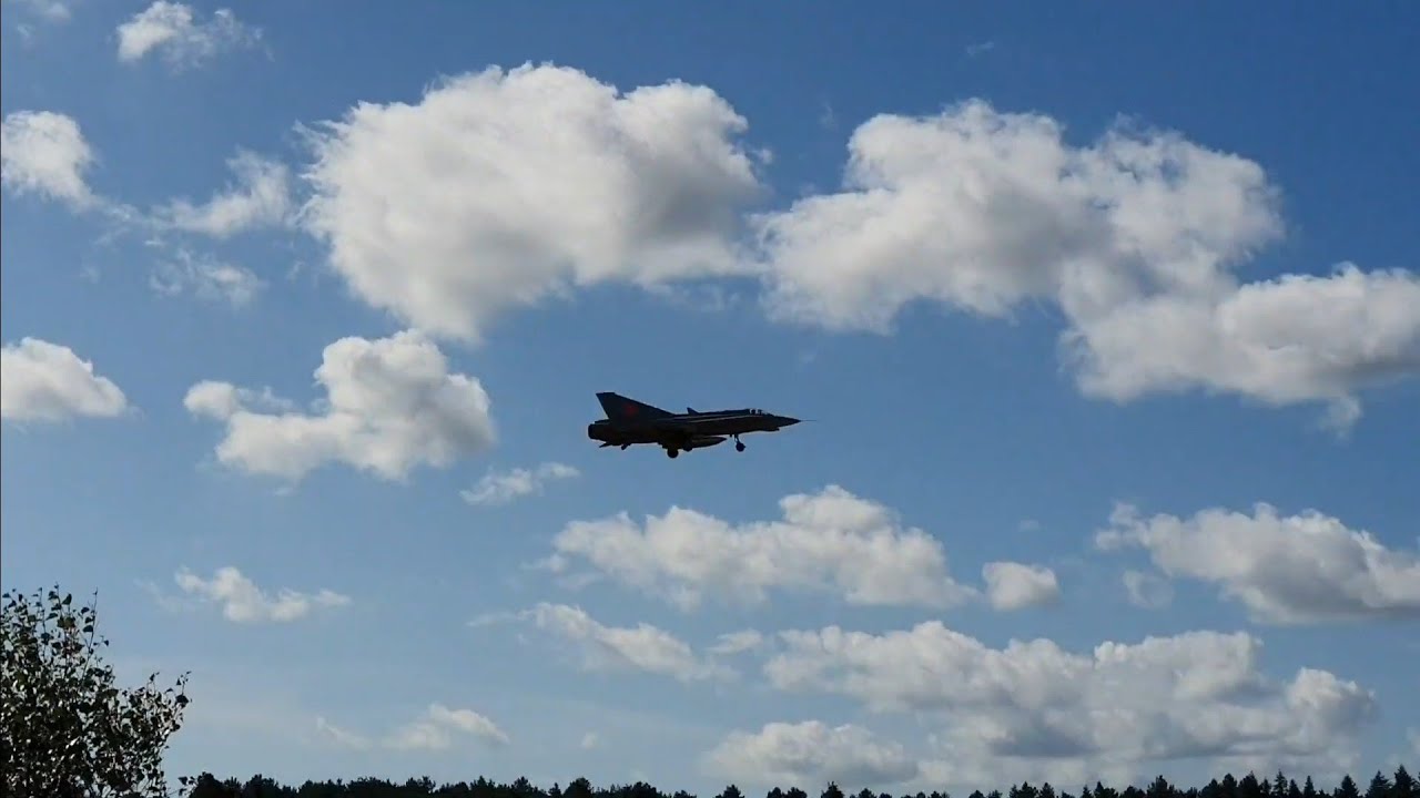 Saab draken landing bournemouth airport 2019 - YouTube