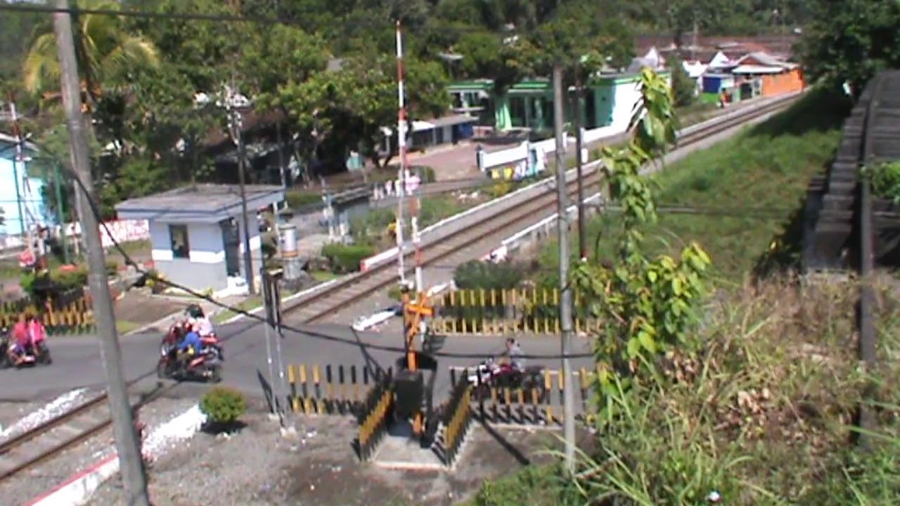 Kondisi Jalur Rel Mati Jurusan Bondowoso di Ajung Kalisat - YouTube