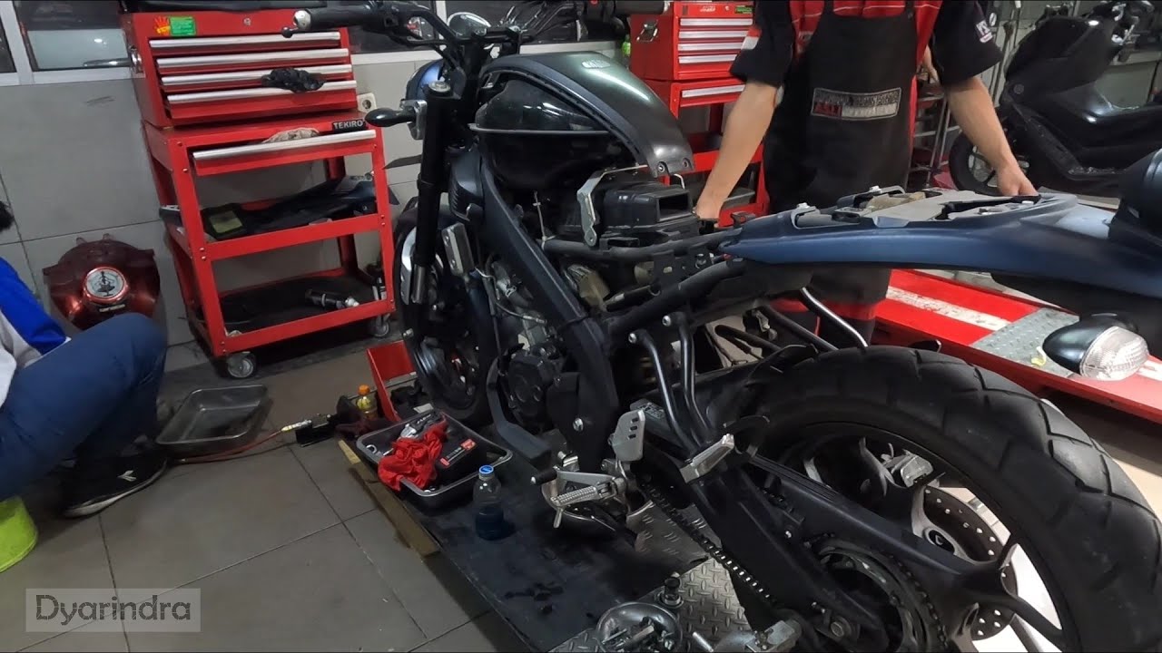 Cara ganti filter oli mesin sepeda motor yamaha xsr 155 - YouTube