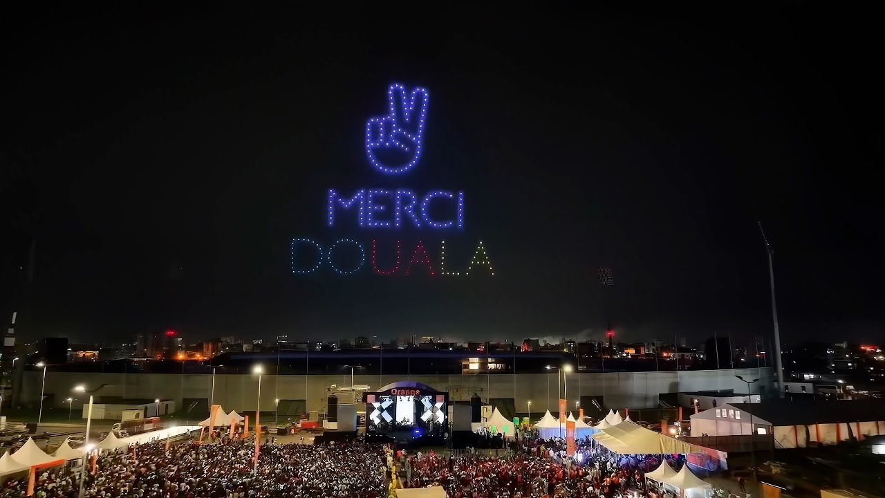 Crystal Drones - Douala, Cameroun, 300 drones. - YouTube