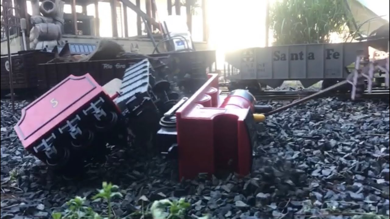 THOMAS AND FRIENDS, JAMES CRASHES INTO ROCKS - YouTube