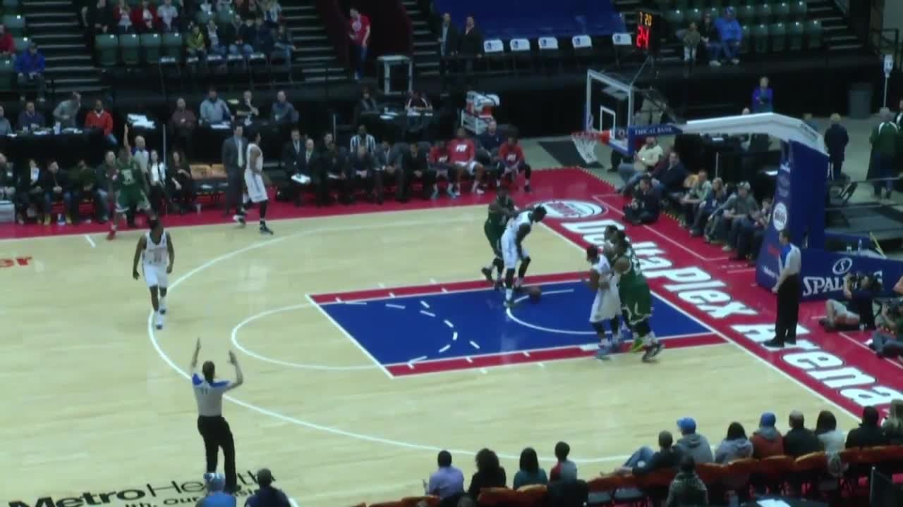 Adonis Thomas with 6 3-pointers against the Blue - YouTube