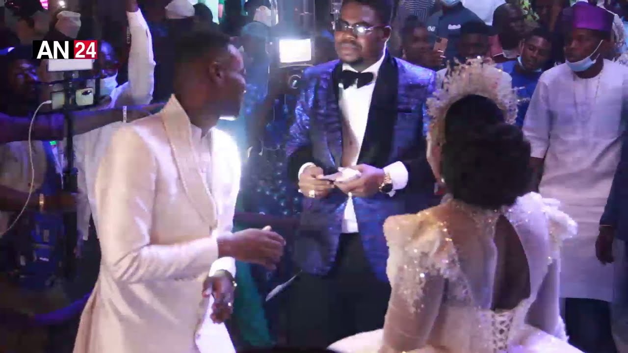 MR MARCARONI MAKES MONEY RAIN ON LATEEF ADEDIMEJI AND MO BIMPE - YouTube
