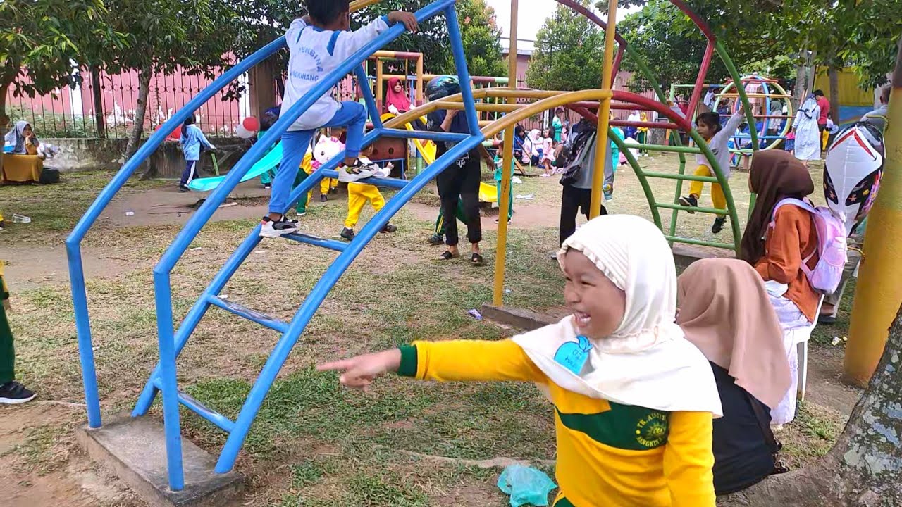 Keseruan Bermain Bersama Teman Sekolah Di Taman Bermain - YouTube
