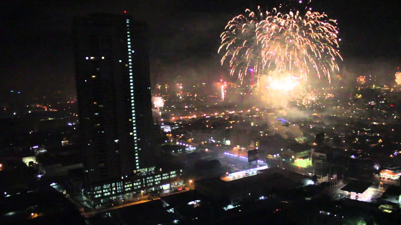 New Years Eve 2014 / 2015 - Fireworks over Quezon City, Manila ...