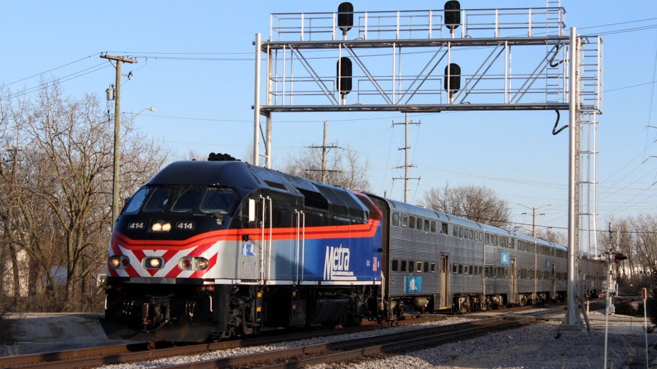 Metra MP36 414 west at Elgin, Illinois on April 8, 2025 - YouTube