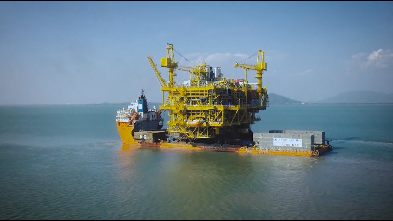 Heera HRD topside transport & float-over - YouTube