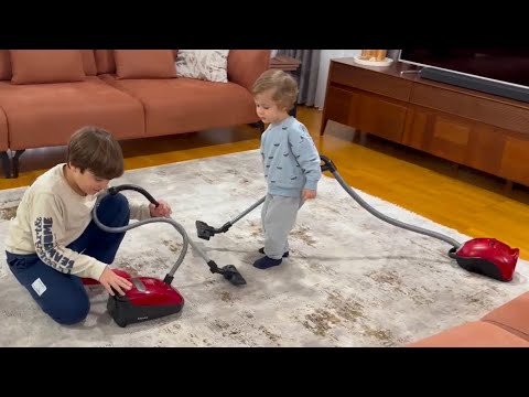 Fatih selimin süpürgesi artık Yavuz Emre’nin oldu.Oyuncak elektrik süpürgesi