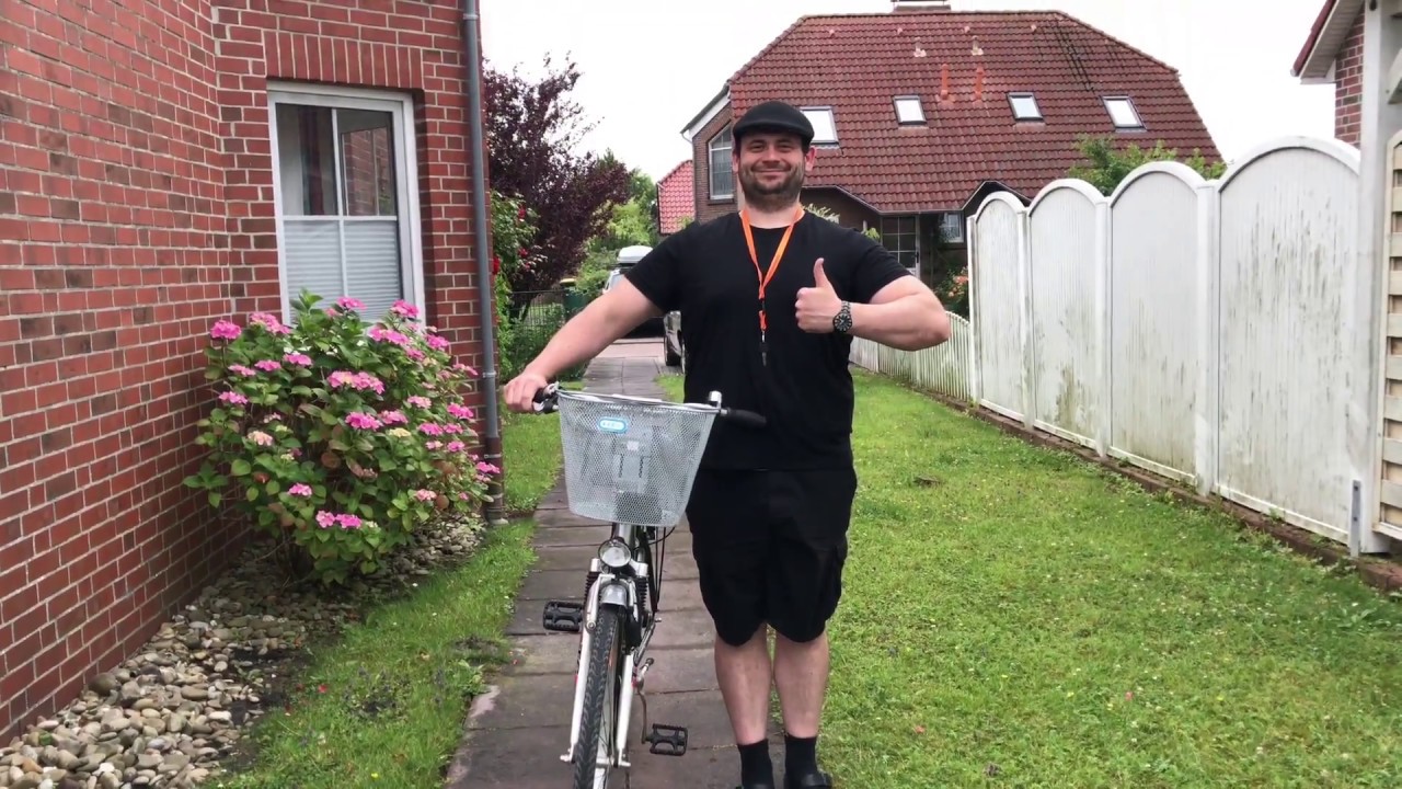 Fahrrad aufsitzen in zwei eleganten Versionen Damenrad aufspringen und ...