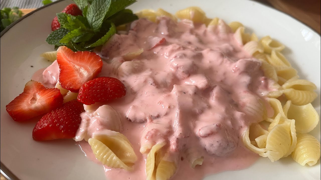 I’m making Polish pasta with strawberries (Iga Świątek likes it). - YouTube