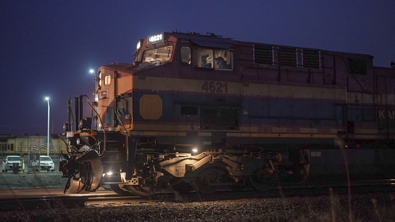 KCS 4621 leads UP AMICH-17 Feat. NS 4000 and a CP leader @ Roseville ...