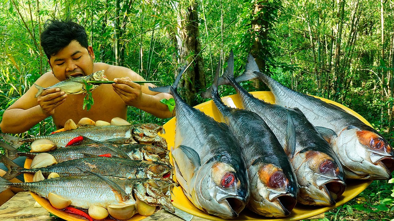 Cooking Tuna Fish Eating with Soy Sauce - Smoke Tuna fish with garlic ...