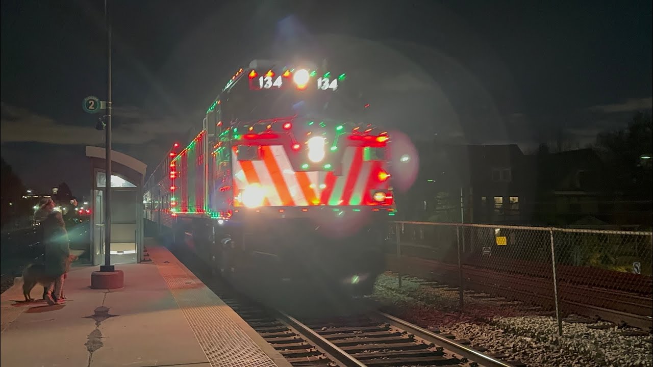 The Metra UPW Christmas train in the dark! 11/23/23 - YouTube