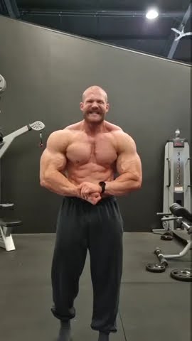 Iceland Bodybuilder Muscle Flexing - YouTube