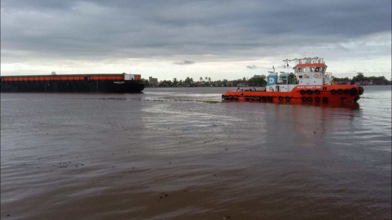 Proses sandar tugboat dan loading batu bara - YouTube