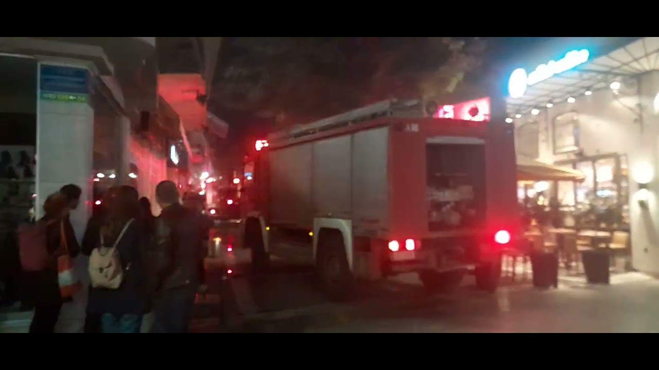 Φωτιά σε ψητοπωλείο στο κέντρο της Λάρισας - YouTube