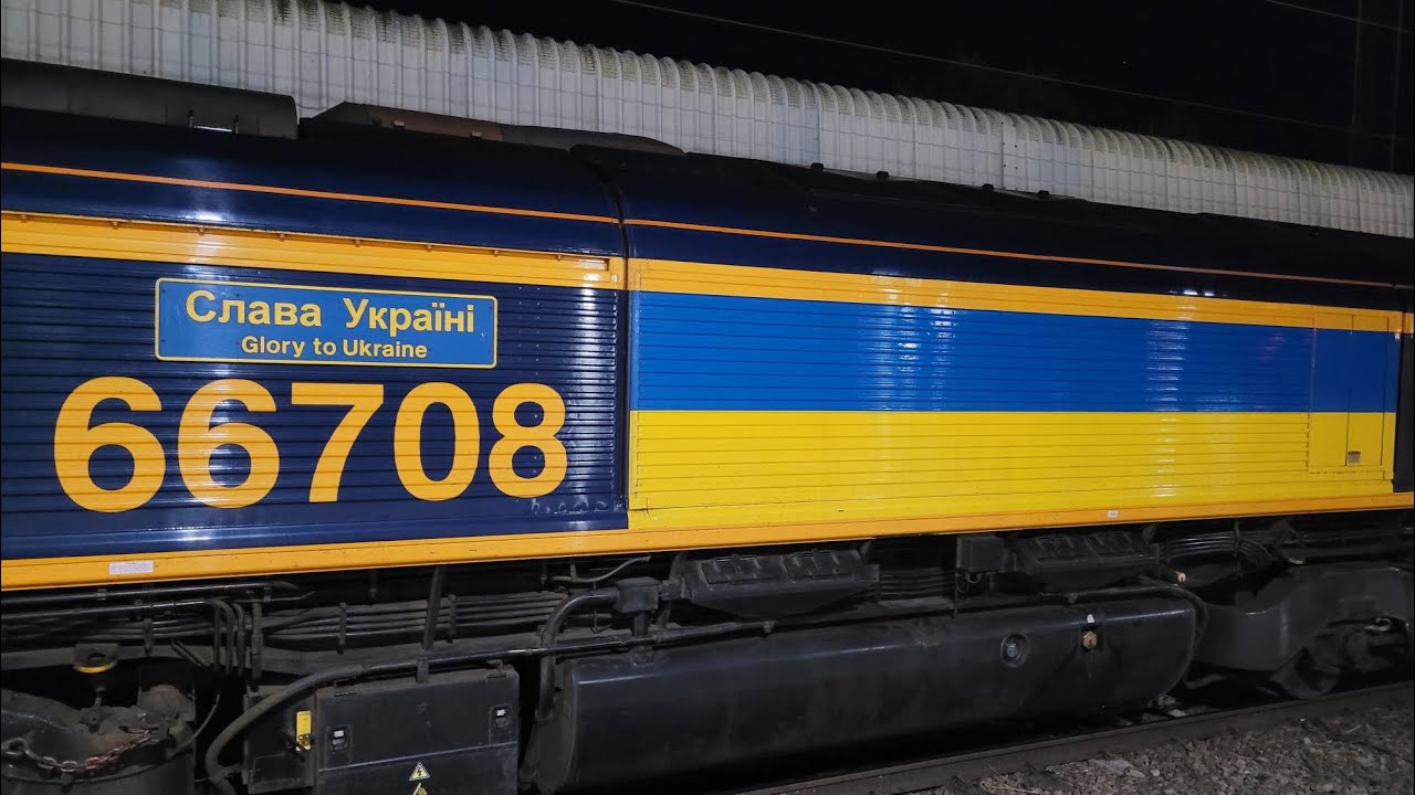 4M35 - GBRf66s - 66708 in for a pitstop at P7 - YouTube