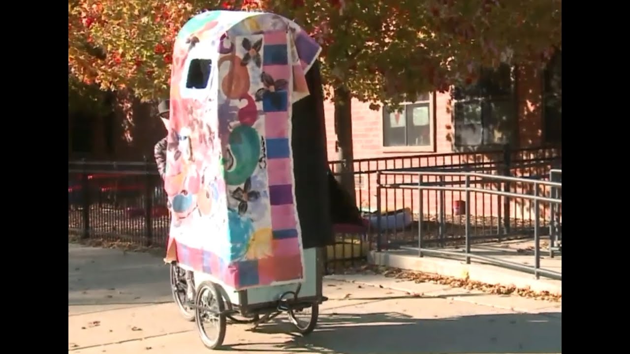 Chicago`s beloved puppet bike pedals on - YouTube