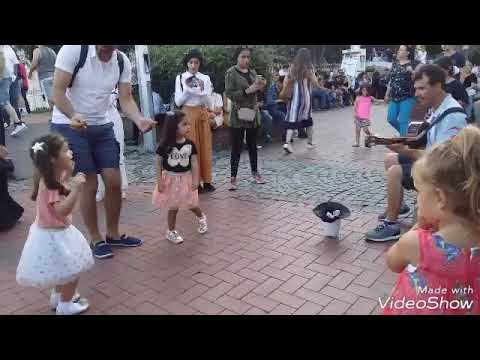 İkizler ve cemre oyunlar oynayip şarkılar söyledi .Ortaköy de bir gün