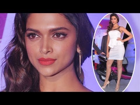 Deepika Padukone pouts in RED LIPS - YouTube