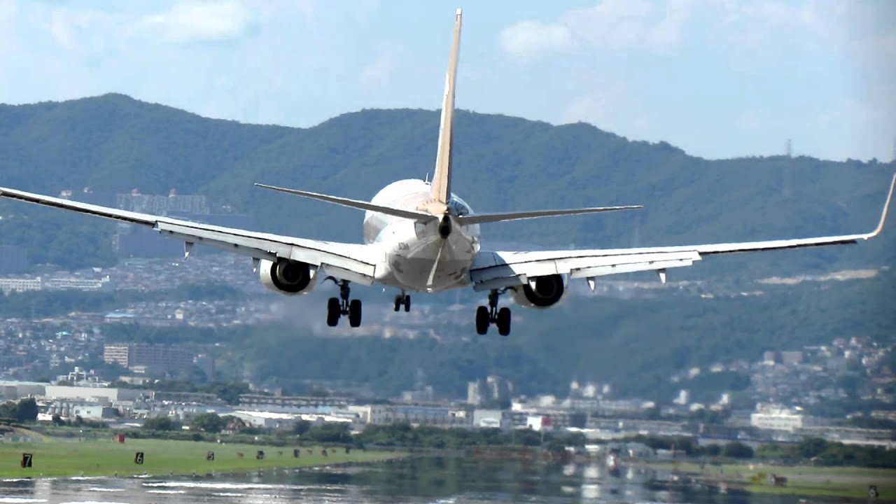JA01AN ANA B737-700 GOLD JET CLD831. - YouTube