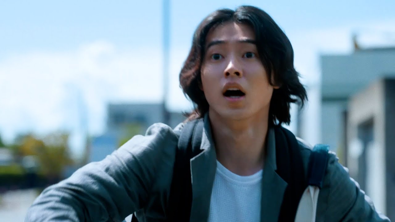 山崎賢人、バスを追いかけて全力疾走！？“店員”上白石萌音も一緒にダッシュ「お客さん、待って！」 サントリー生ビール新TVCM＆メイキング - YouTube