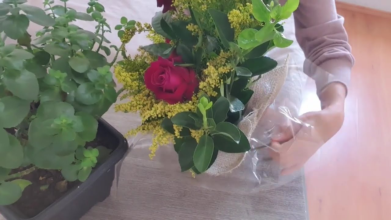 COMO FAZER UM ARRANJO DE FLORES SIMPLES - YouTube