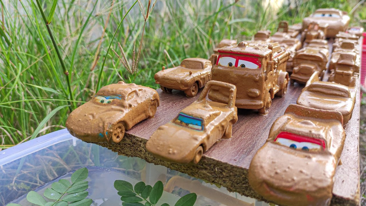 Disney Pixar Cars fall into the water: Lightning McQueen, Miss Fritter ...
