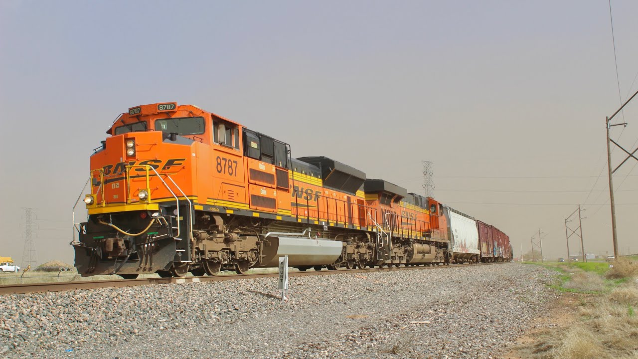 Bnsf 8787 in the West Texas Dust - YouTube