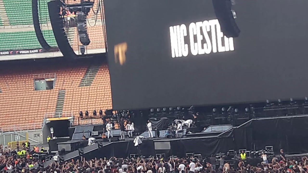 Nic Cester - Are You Gonna Be My Girl (Jet cover) San Siro - YouTube