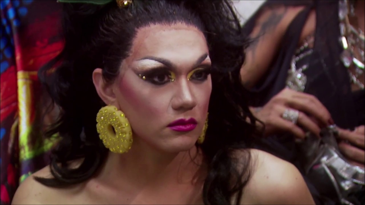 Mariah: "A pineapple gown with glitter on it" - YouTube