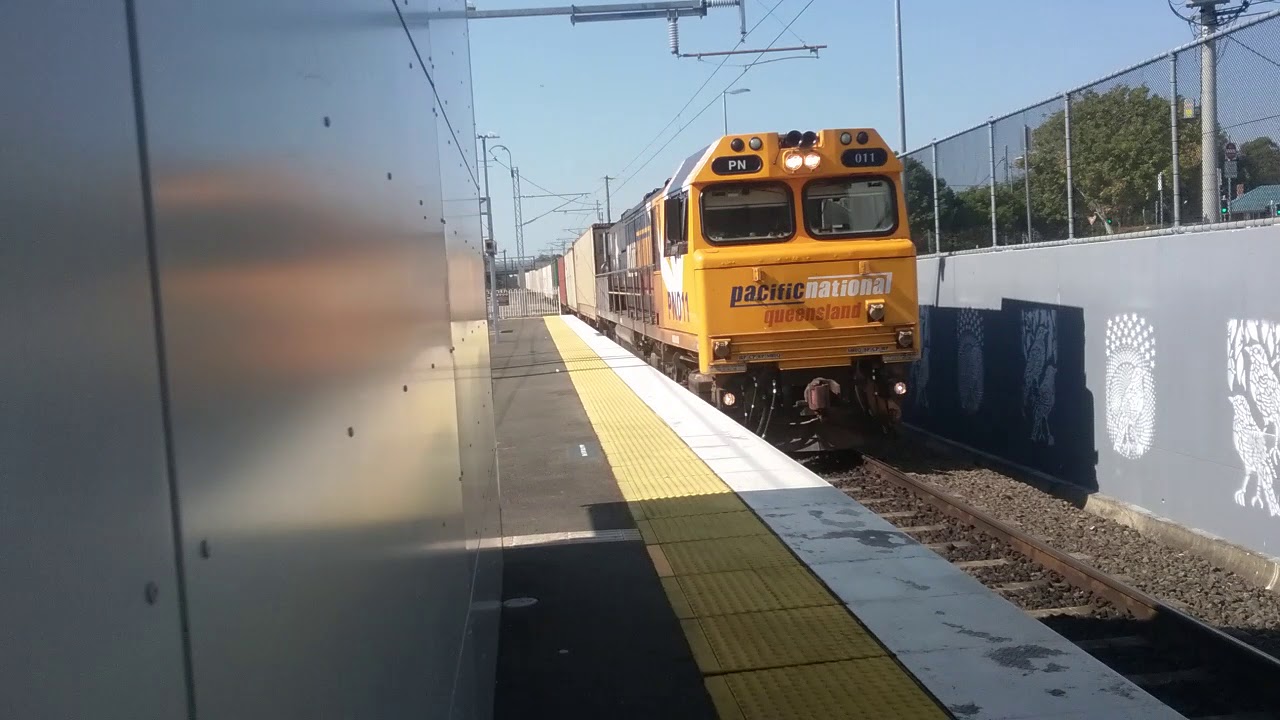 PNQ's PN011 works #82P9 thru Lawnton Station 24/09/2017. - YouTube