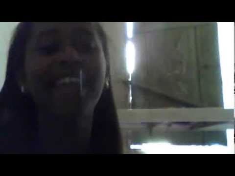 a famosinha e sua irmã figurinha.