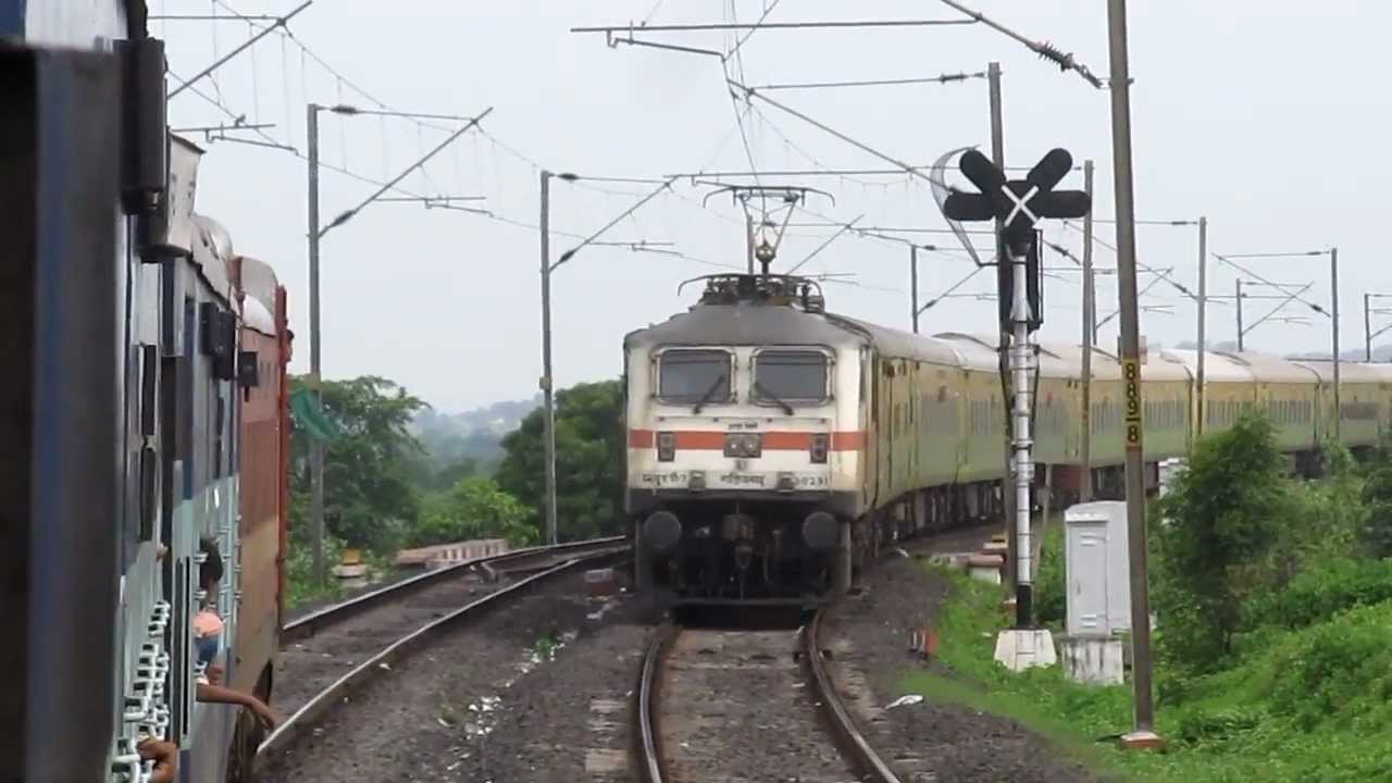 12967 CHENNAI CENTRAL-JAIPUR super fast express meets 12270 NZM-MAS ...